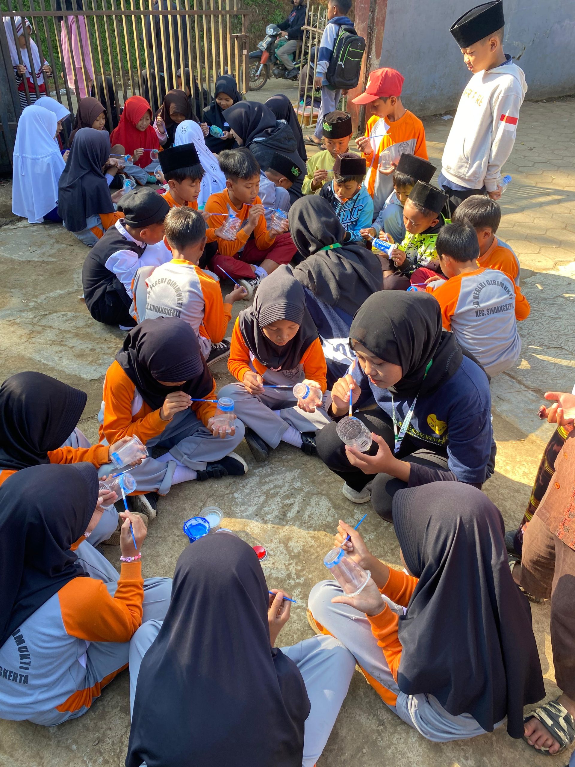 Sinesia Encourages children to love the environment by painting used pots - Sinesia